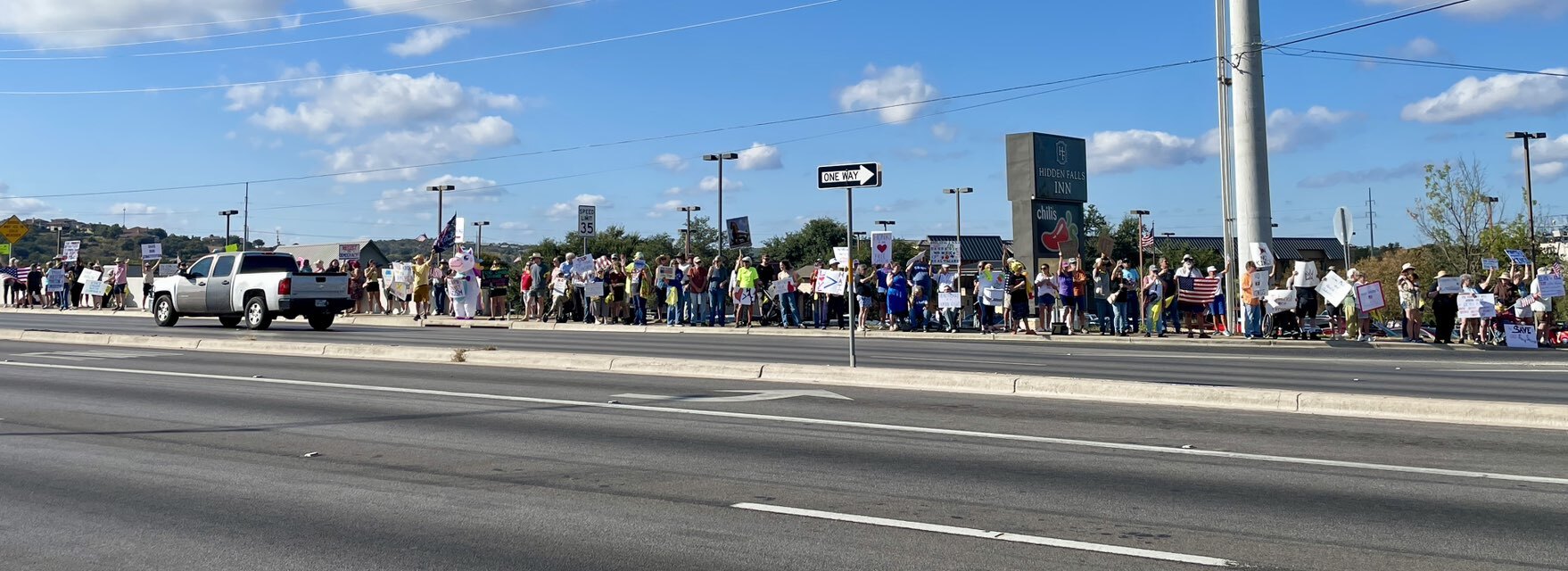 Large turnout for Marble Falls ‘No Kings’ protest - DailyTrib.com