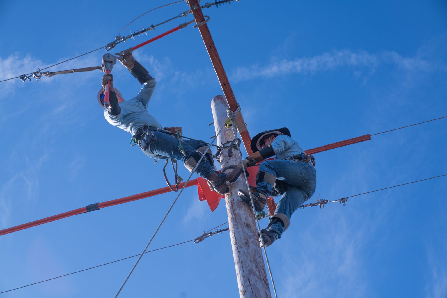 PEC crews climb to top 5 at International Lineman’s Rodeo - DailyTrib.com
